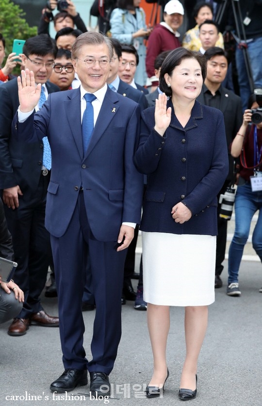 영부인패션 떴다 퍼스트레이디룩 19대 문재인 대통령 영부인 김정숙 여사 옷귀걸이투피스 패션 취임식에서 옛날사진까지